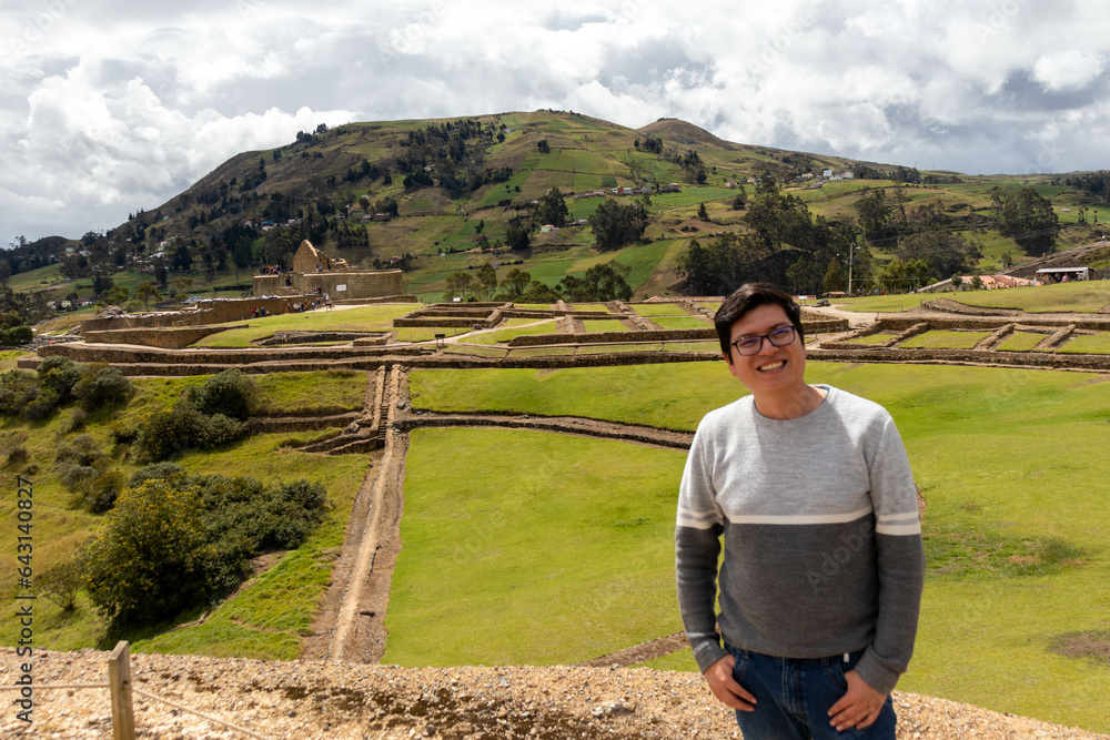 Hombre en las ruinas arqueologicas de ingapirca en la zona del cañar ...