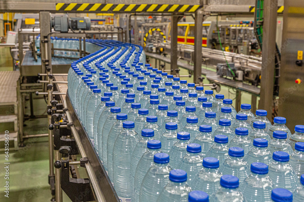 Foto de Fabricación botellas plástico, industria embotelladora ...