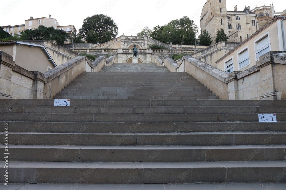 L'escalier monumental, construit au 19ème siècle, ville de Auch, département du Gers, France ...