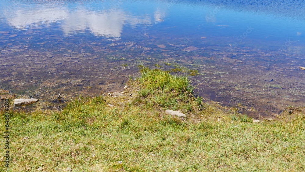 Grand lac bleu foncé, propre, limpide, en pleine zone montagnarde ...