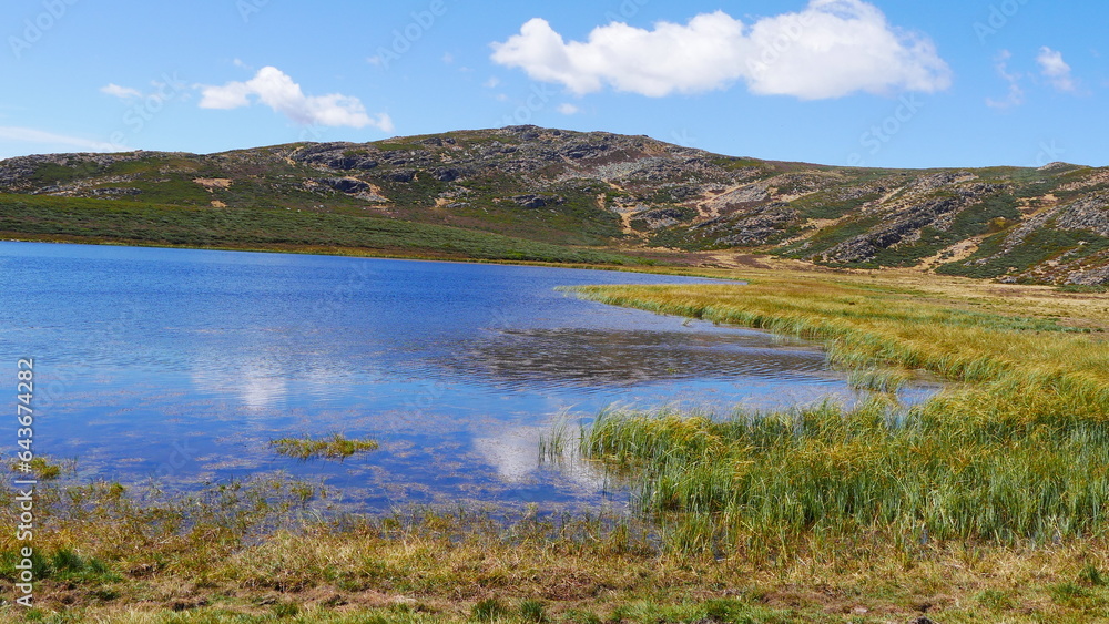 Grand lac bleu foncé, propre, limpide, en pleine zone montagnarde ...