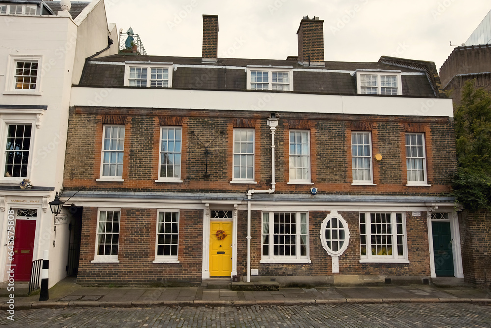 Historic Cardinal's Wharf (no. 49 Bankside), with terraced houses to ...