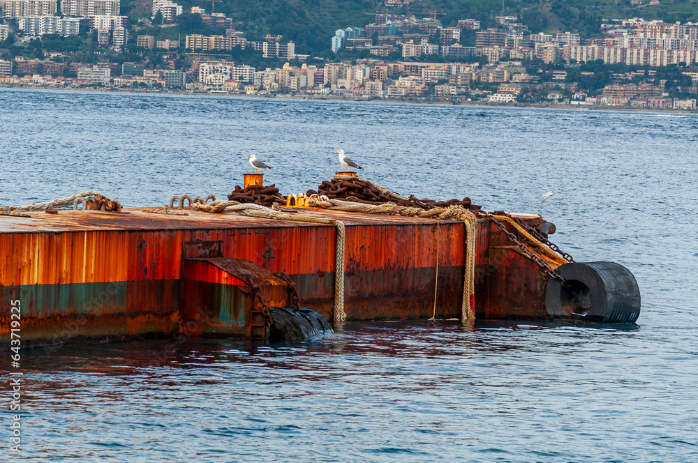 Antica banchina d'ormeggio arruginita con gabbiani sulle bitte | Uwalls ...