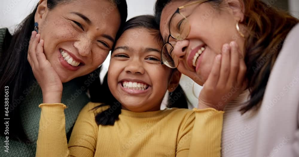 Video „Mother, smile and family face in a living room with love, parent ...