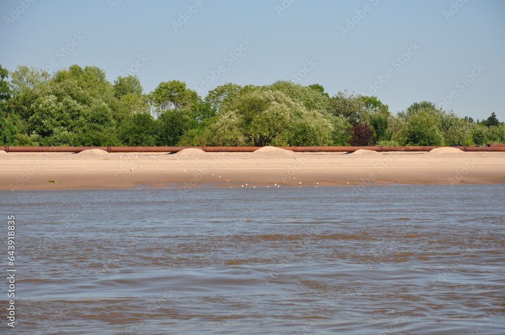 Sand aufspülen: Rohre zum Sandpumpen für breitere Sandstrände entlang ...
