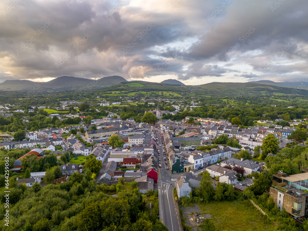 Foto de Aerial view of Kenmare with dramatic sunset sky popular ...