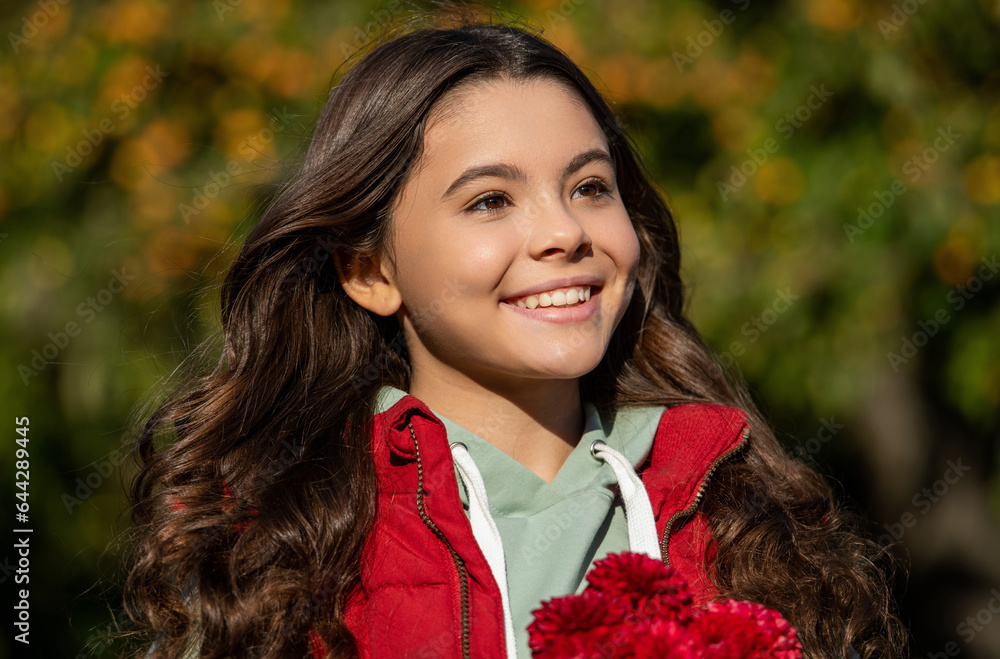 Foto de portrait photo of curly teen girl face. teen girl portrait ...