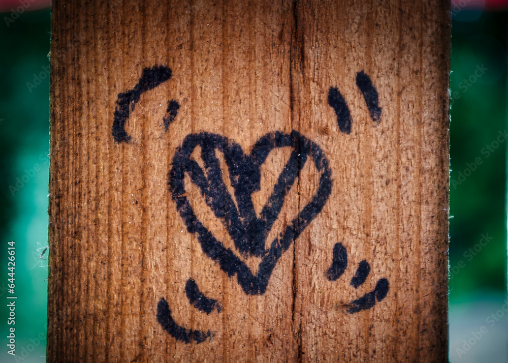 Symbol der Liebe: Dieses Bild zeigt einen Holzbalken, auf den ein Herz ...