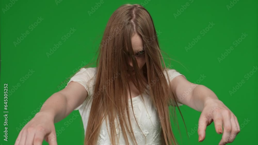 Vidéo Stock Medium green screen, chroma key video of a posessed female ...