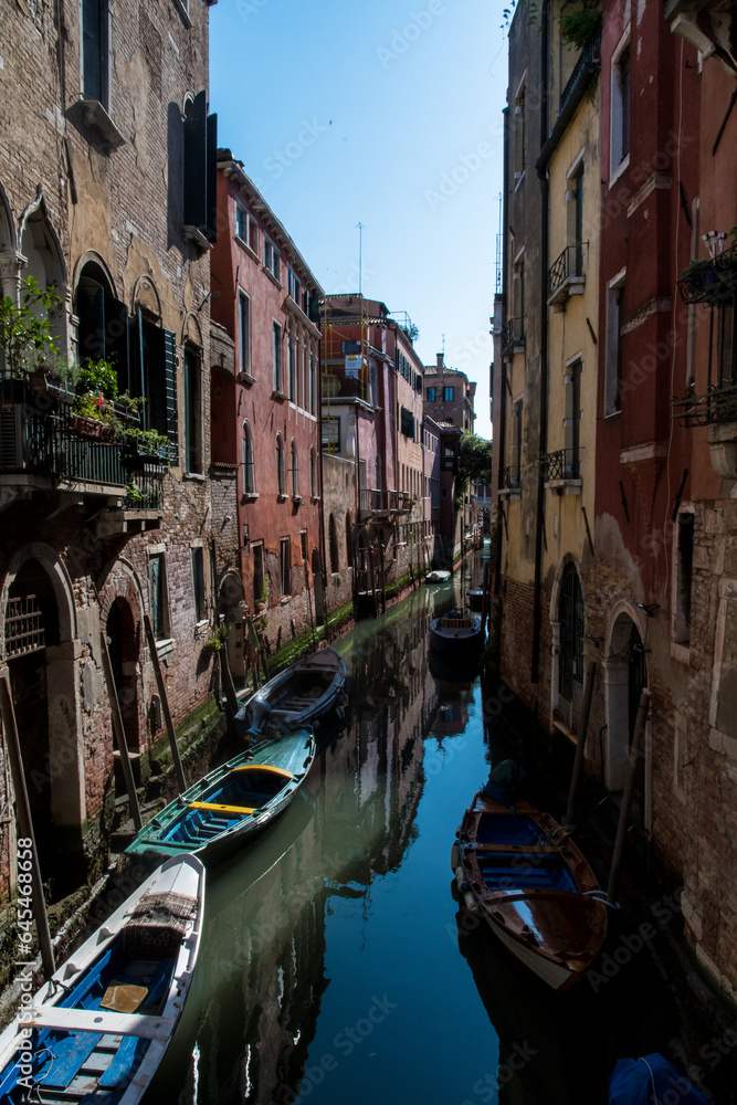 Alcune piccole barche ormeggiate in un canale di Venezia in una ...