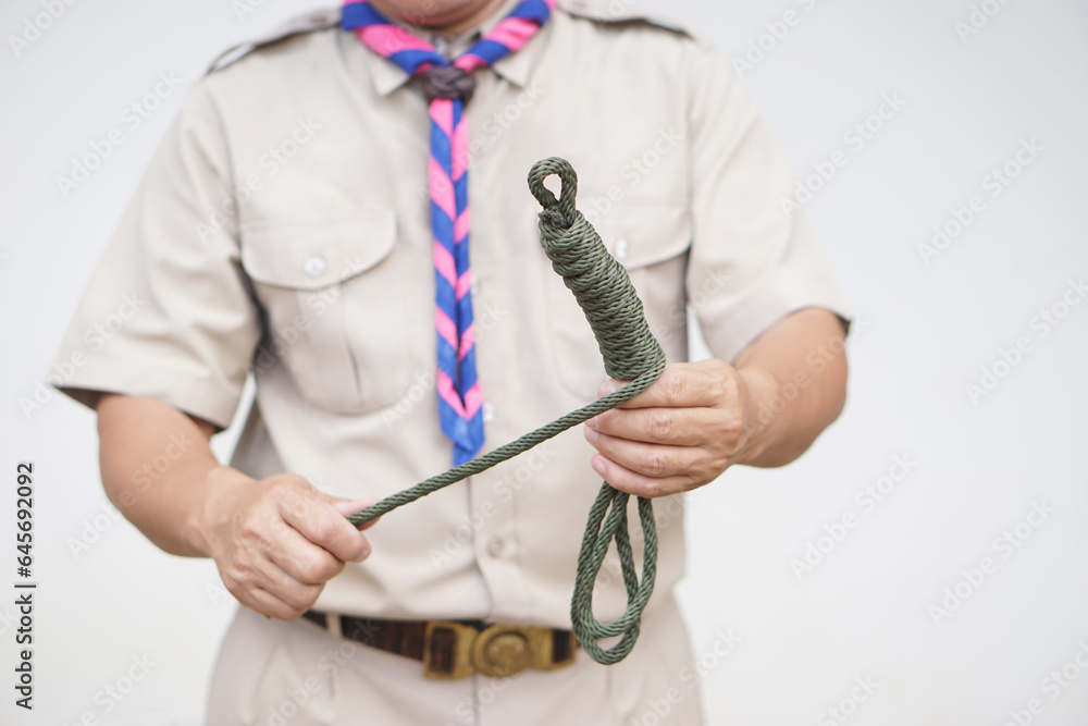 Foto de Keeping long rope to be shorter, demonstrated by scout teacher ...
