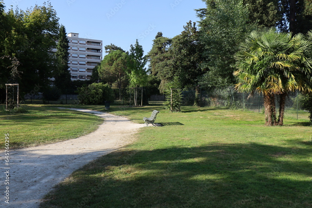 Le square Georges Besson, parc public, ville de Pau, département des ...