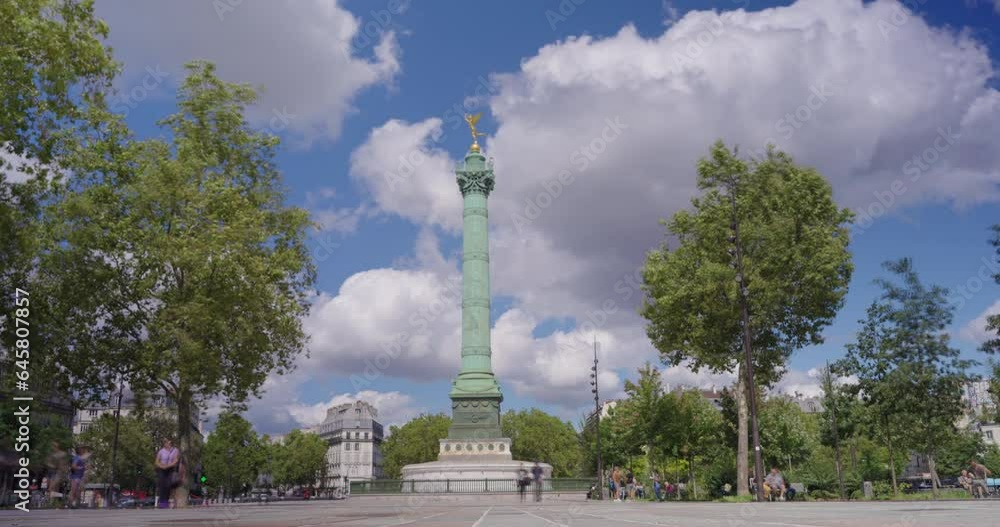Place de la Bastille, highlighted the column of Juillet, in memory of ...