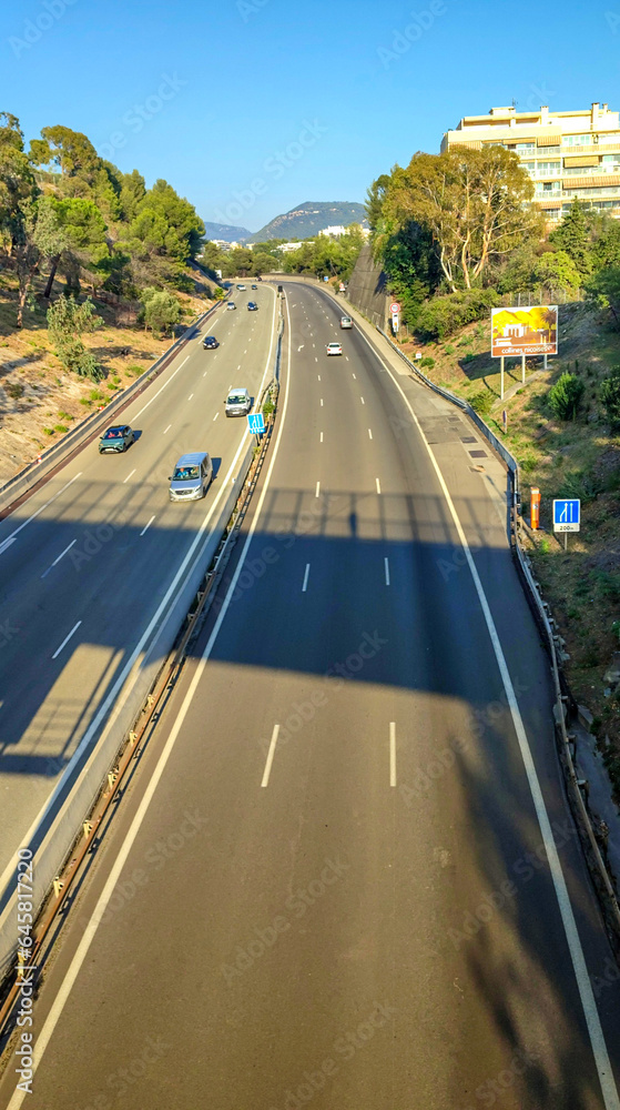 L'autoroute A8 dans la traversée de Nice, gérée par Vinci Autoroutes ...