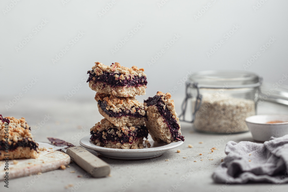 barres céréales avoine fruits rouges mûres framboises crumble Stock ...