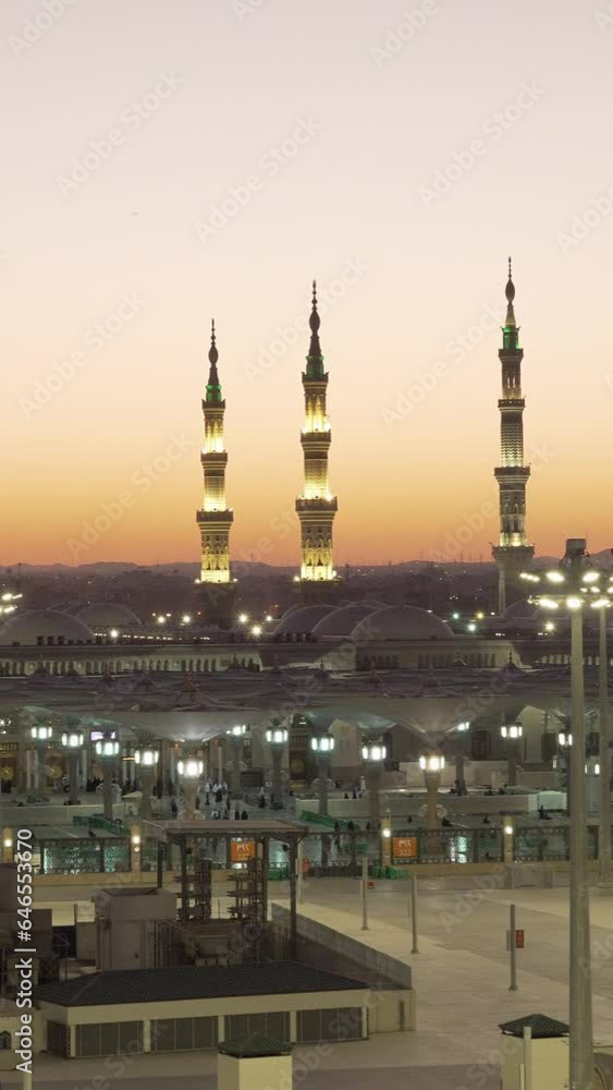 Vertical Al-Masjid an-Nabawi in Medina at Sunrise Zoom Out Stock ビデオ ...