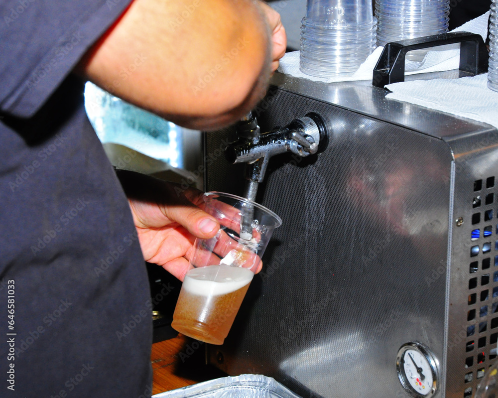 spillare la birra fresca tramite spillatrice portatile durante festival ...