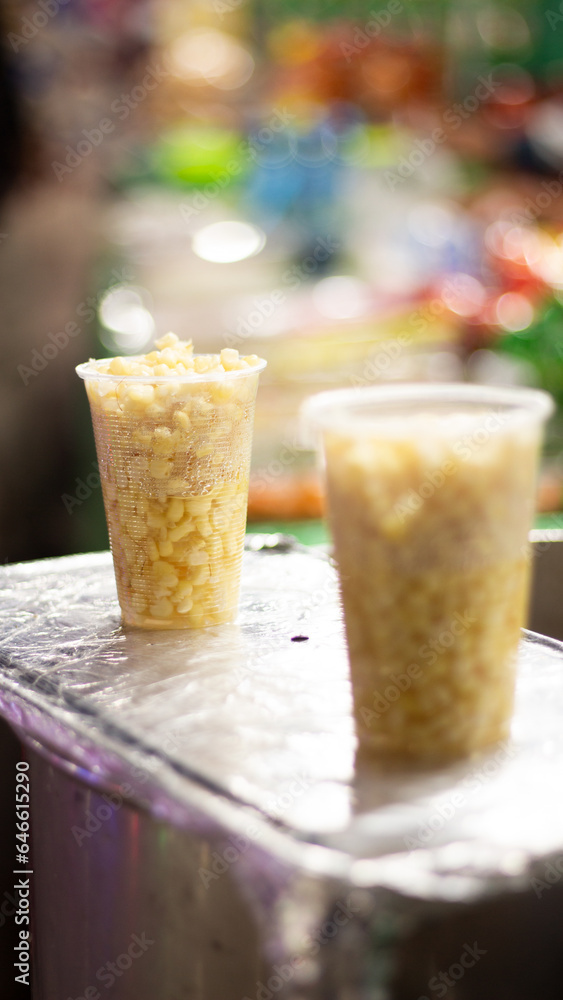 Elotes cocidos en vasito o esquites botana callejera mexicana. Stock 写真 ...