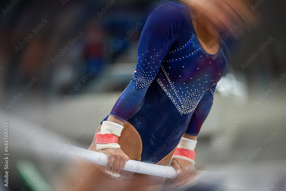 Symbolbild Geräteturnen: Nahaufnahme einer Turnerin am Stufenbarren ...