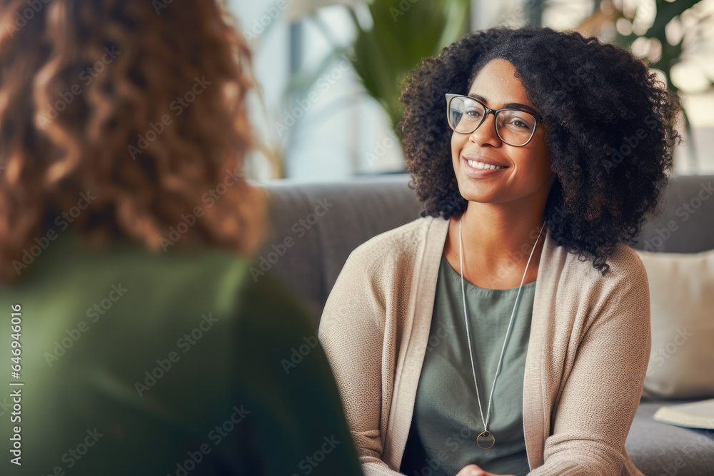 Foto de African American female counselor demonstrating empathy during ...