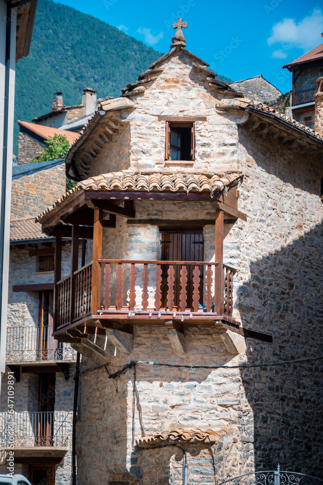 Biescas (Huesca, España), y sus casas y calles típicas de pueblo de ...