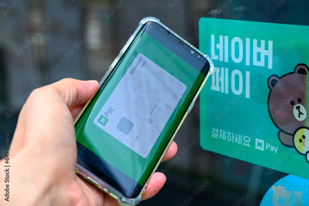 네이버페이로 결제 가능한 매장의 모습. 네이버페이 가맹점. Stock 写真 | Adobe Stock