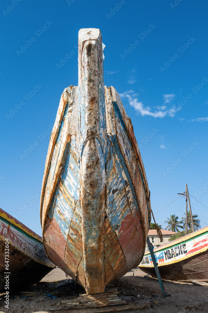 une pirogue de pêcheur sur une plage au Sénégal en Afrique Stock Photo ...