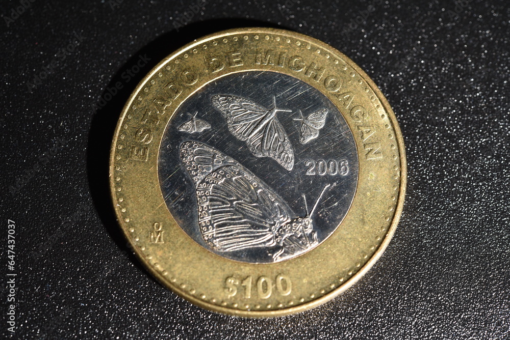 moneda de 100 pesos con la mariposa monarca en el reverso del Estado de ...