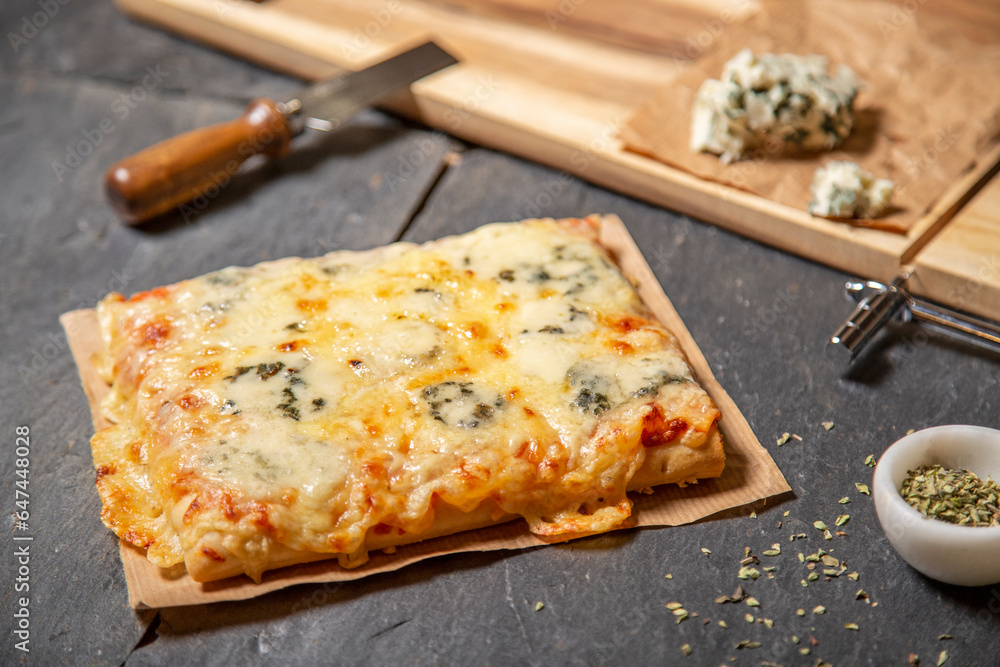 Porción de pizza rectangular, con verduras, pollo a la parrilla, BBq ...