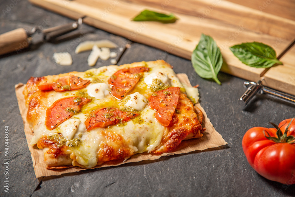 Porción de pizza rectangular, con verduras, pollo a la parrilla, BBq ...