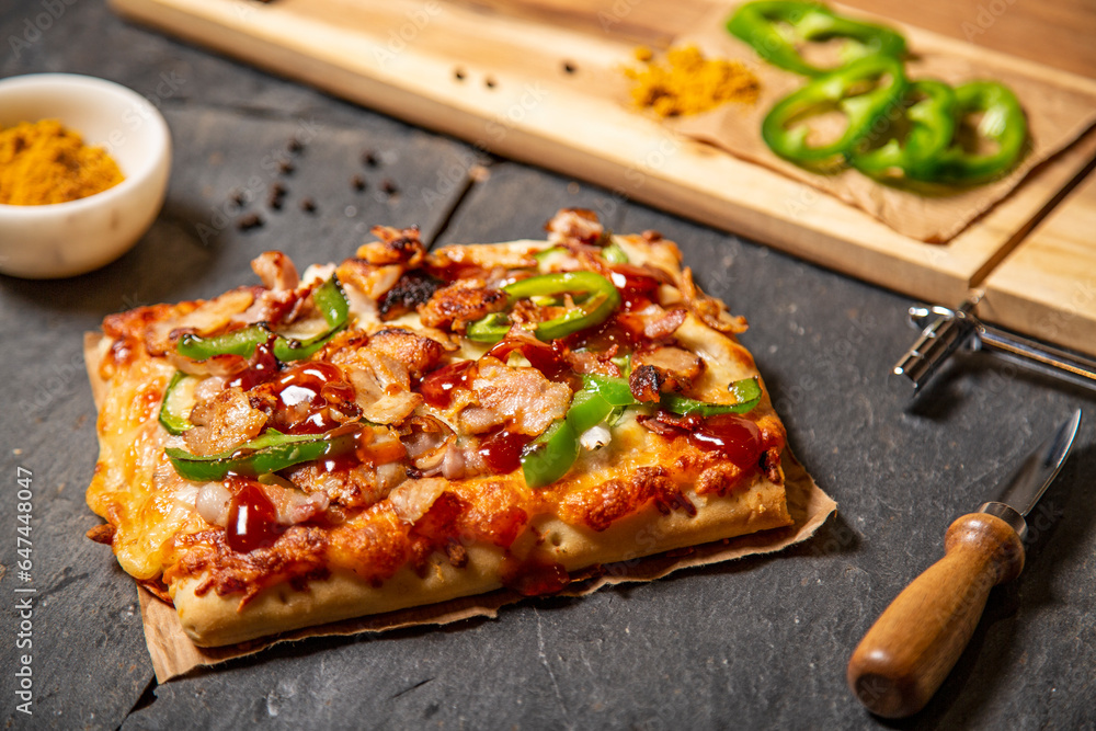 Porción de pizza rectangular, con verduras, pollo a la parrilla, BBq ...