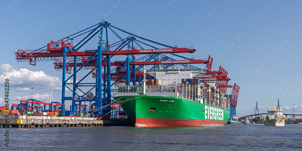 Das von der HHLA betriebene Containerterminal Burchardkai im Hamburger ...