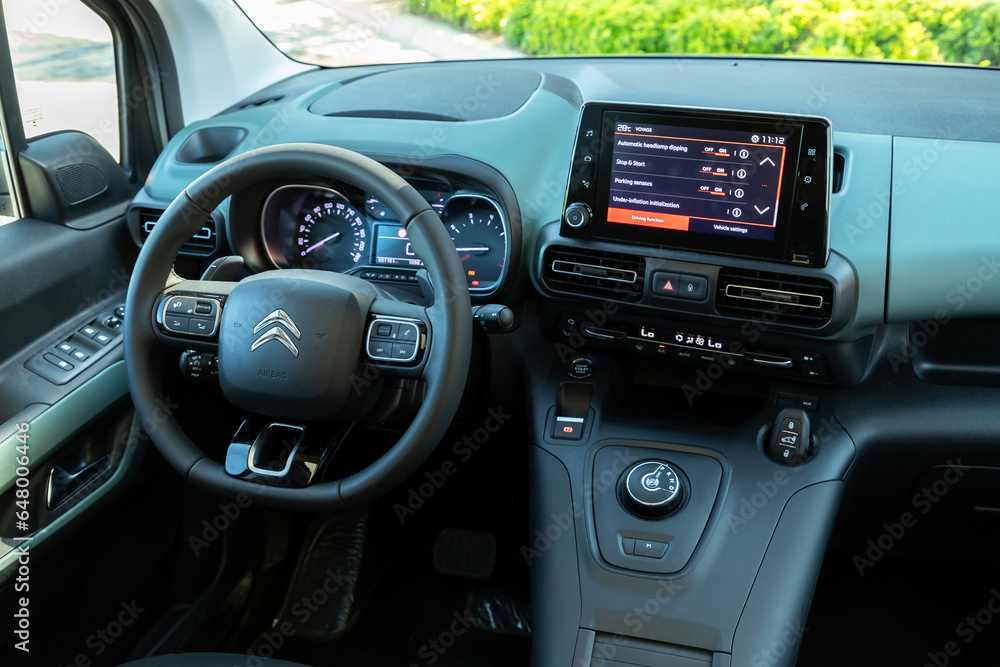 Foto de Citroen Berlingo is a compact van, used for commercial and ...