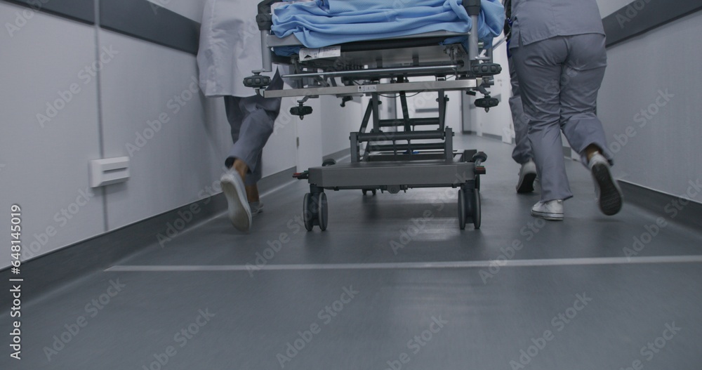 Foto de Doctors and nurses run and push stretcher with seriously ...