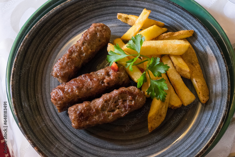Mici, rollos de carne de cordero típico de Rumania, con patatas fritas ...