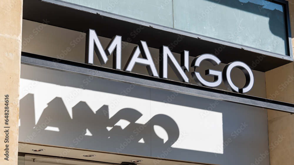 Paris, France - 15 septembre 2023: Enseigne et logo d'une boutique ...