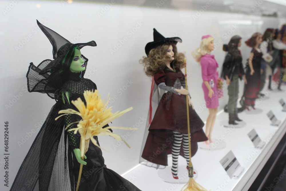 Beautiful Barbie dolls whose image is based on famous movie characters ...