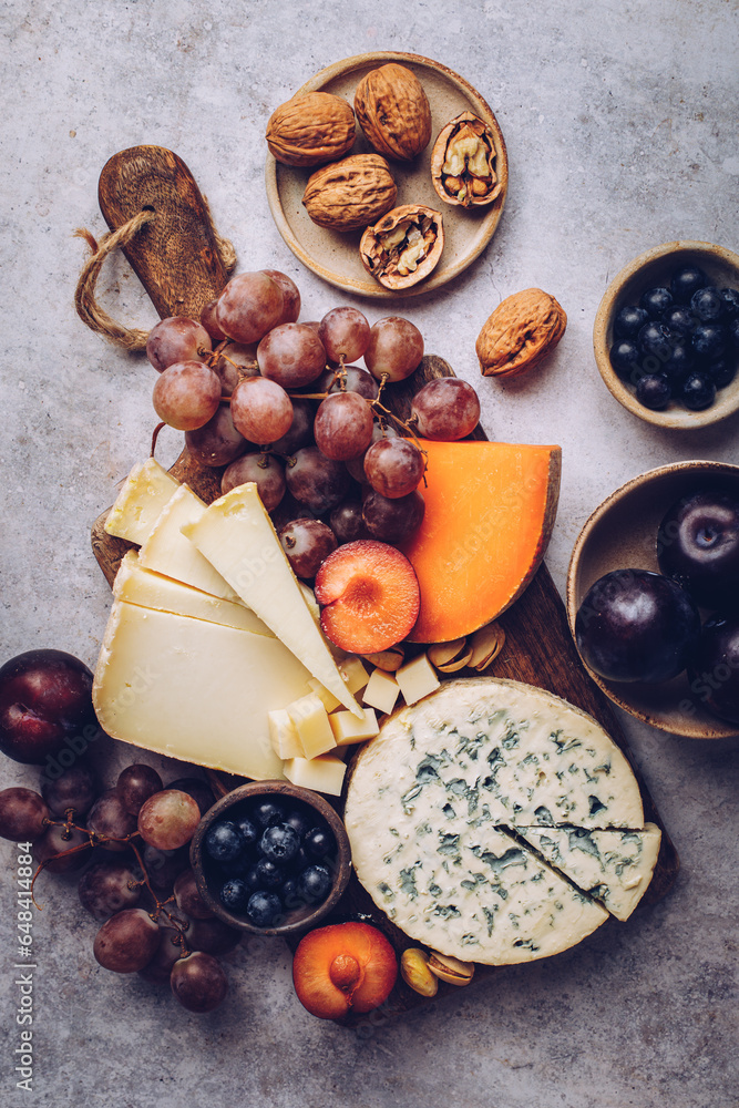 plateau de fromage et fruit apéritif, myrtilles, prunes, raisin ...