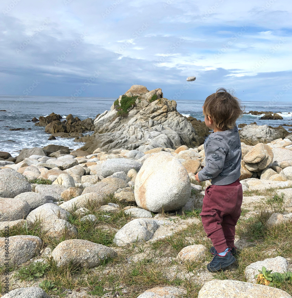 Foto de Having fun with tide pools - Little boy exploring beach and the ...