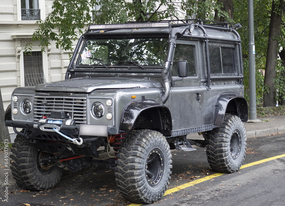 Land Rover Defender 90 TD4 SE 4x4 equipped for off-road use.Milan ...