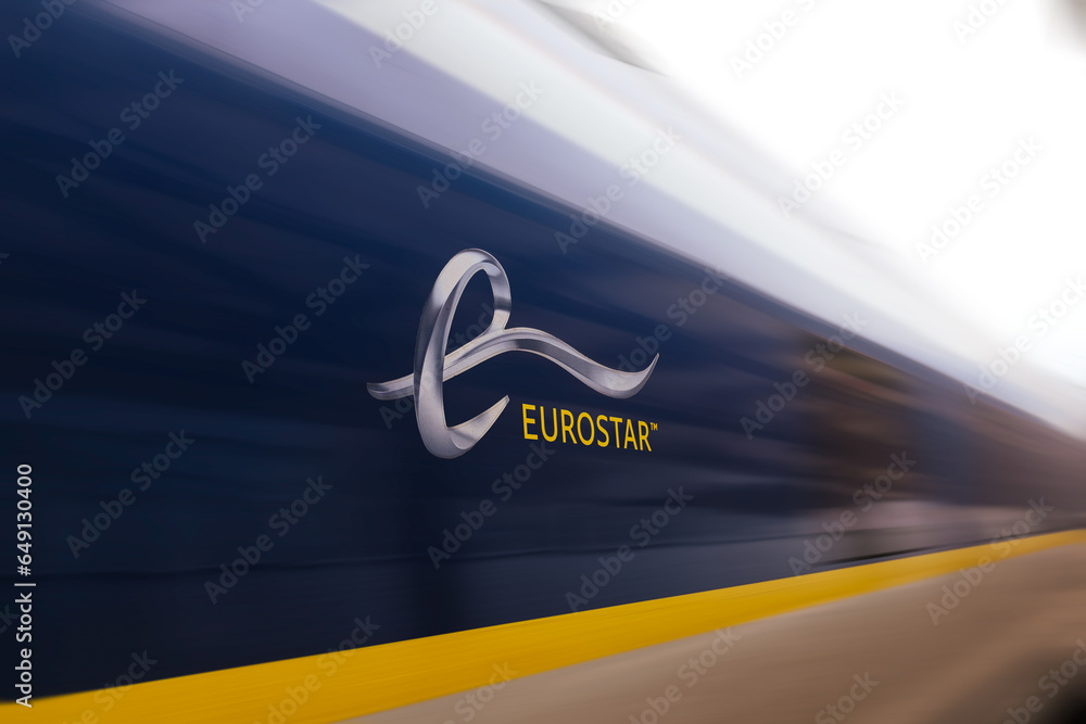 Le logo Eurostar nettement visible le long d'un train avec un effet de ...