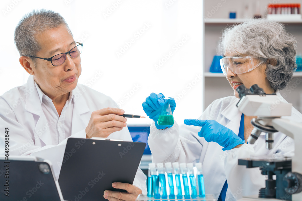 Senior scientists analyzing pharmaceuticals, asian people, senior man ...