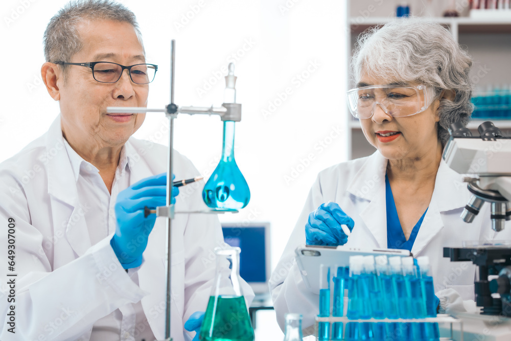 Senior scientists analyzing pharmaceuticals, asian people, senior man ...
