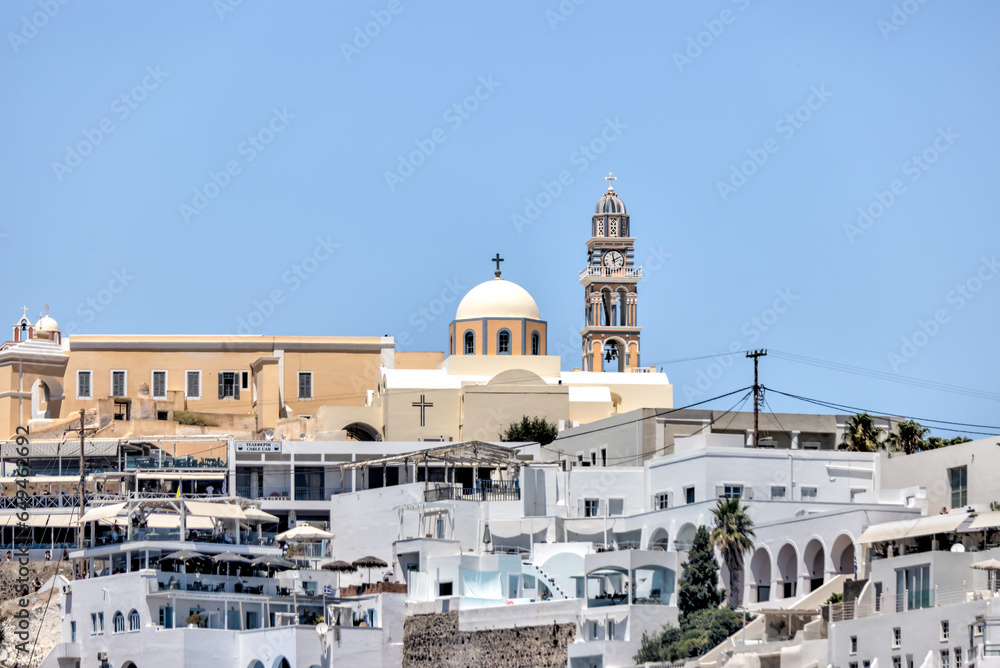 Foto de Fira, Greece - July 20, 2023: Cliffside buildings and walkways ...