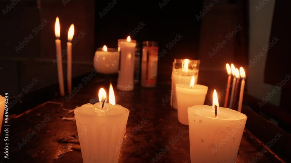 Persona dejando veladora candela vela de cera parafina encendida con ...