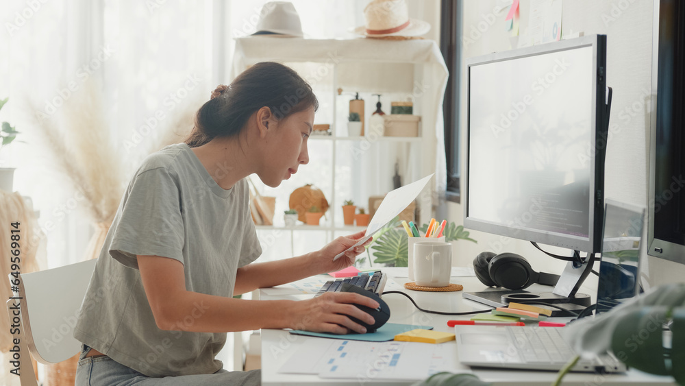 Foto De Side View Of Professional Young Asia Girl It Development Programmer Typing On Keyboard
