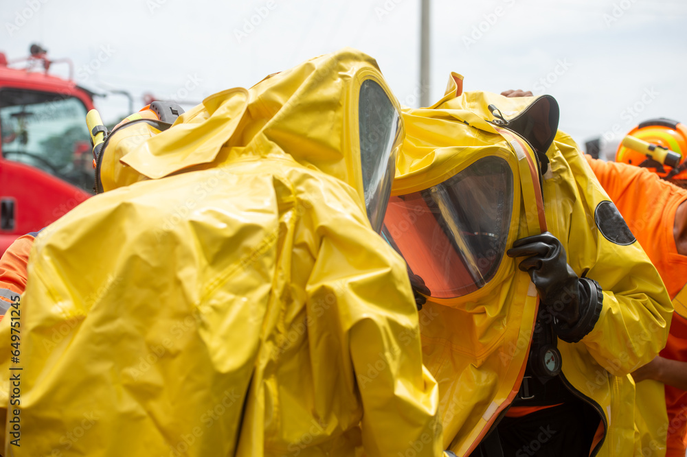 Foto de Rescue workers were wearing yellow hazmat suits with oxygen ...