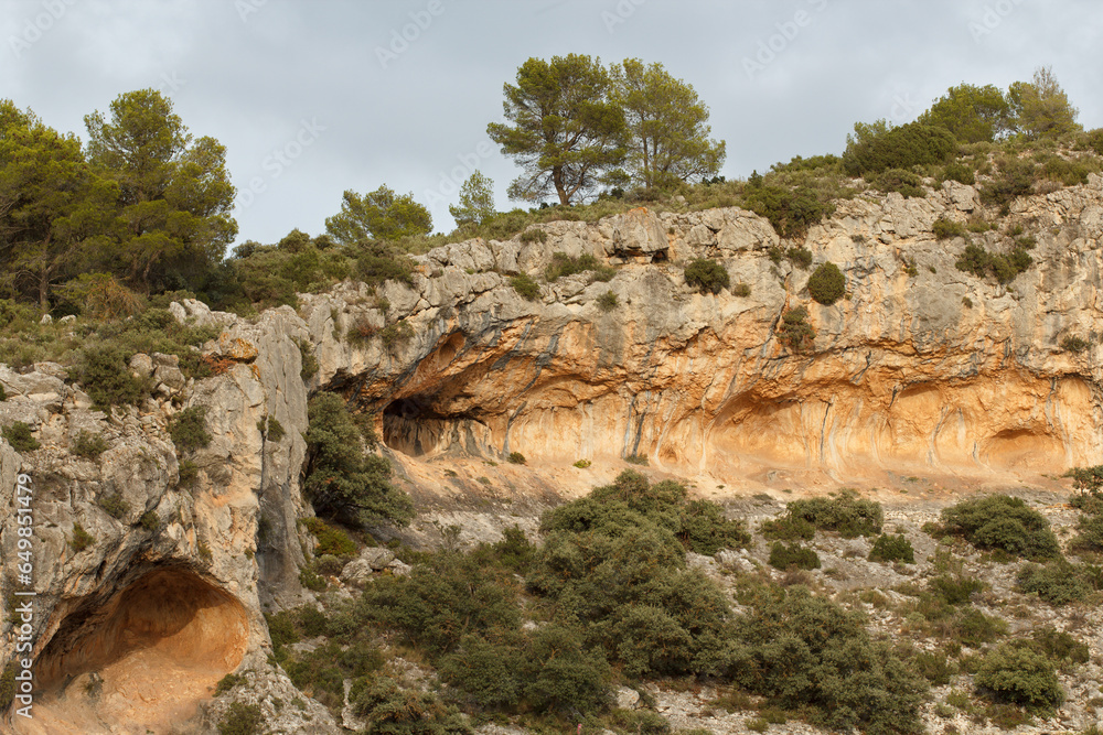 Paisaje con las cuevas y pinturas rupestres de La Sarga en Alcoi ...