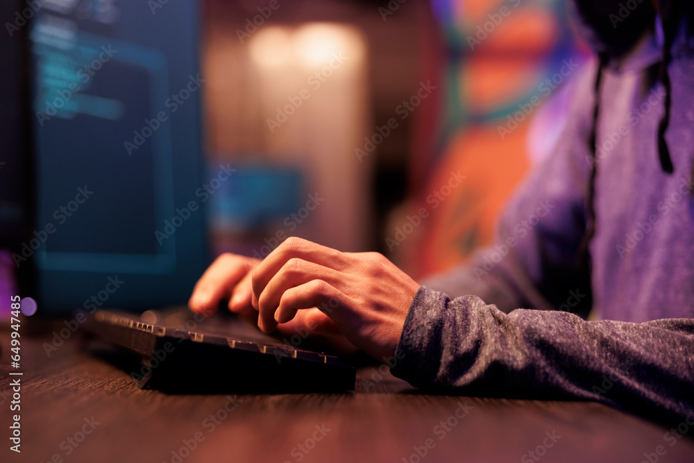 Foto De Hacker Hands Writing Virus Software Code And Typing On Keyboard