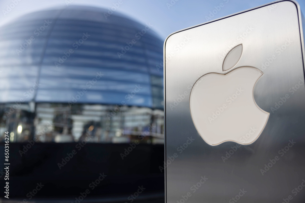 Apple Logo Sing in front of Apple's Marina Bay Sands Retail Store in ...